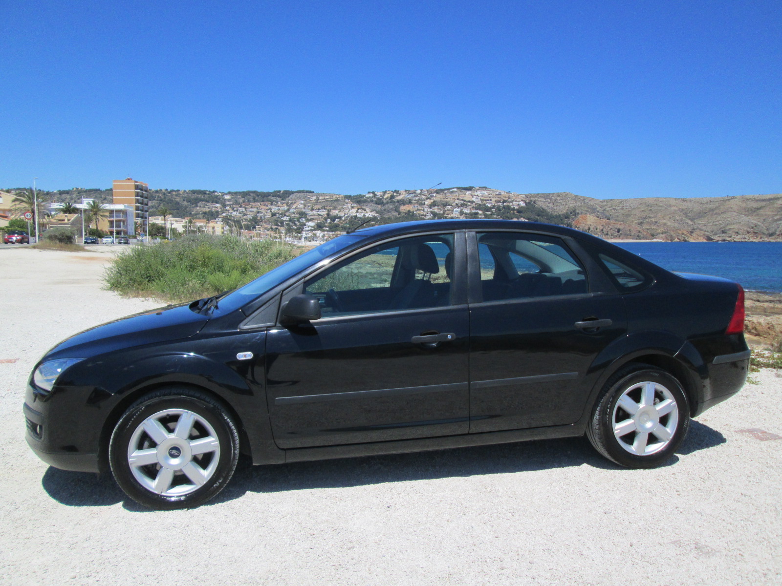 Ford Focus 1.6 Automatic Saloon For Sale | Mía Cars